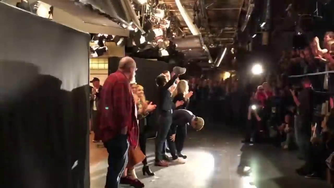The Big Bang Theory - Final Curtain Call and Audience Addressing - YouTube
