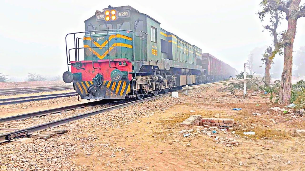 Daud Khel Coal sepical Train With HGMU30 8210 Reaching Bhakkar || On ...