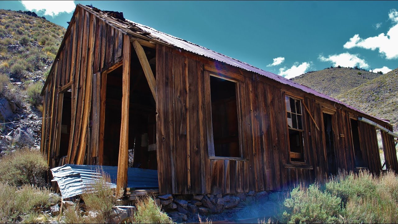 Exploring a creepy abandoned house in the middle of nowhere - YouTube