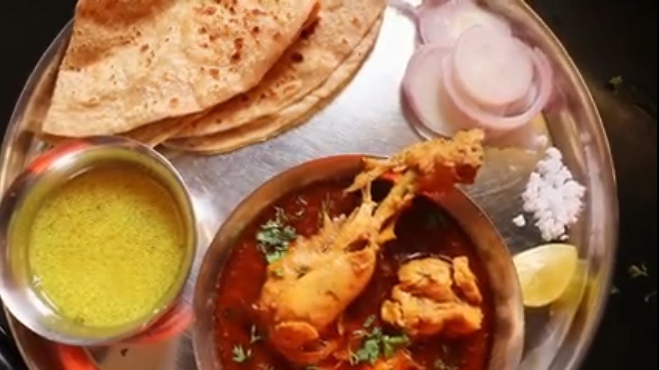 चिकन करी / chicken curry by Maya's Recipe's - YouTube