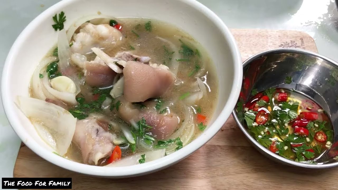 ស្ងោរជើងជ្រូកងាំងូវ l Pork Leg With Ngam Ngov Soup l ขาหมูต้ม - YouTube