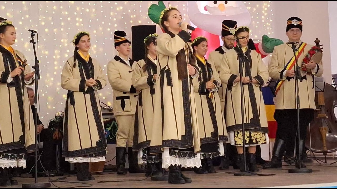 Andrica Andra - Caravana Colindelor Livada - YouTube