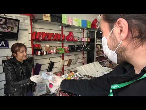 Akhisar’da esnaf ve vatandaşlara ücretsiz maske ve dezenfektan dağıtıldı