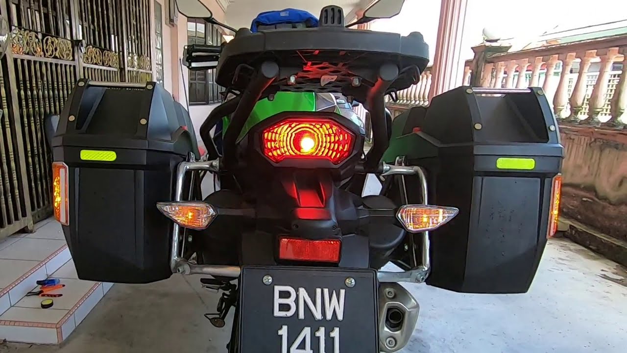 Versys 250 | SideBox Signal Light Alternating | Givi E23N - YouTube