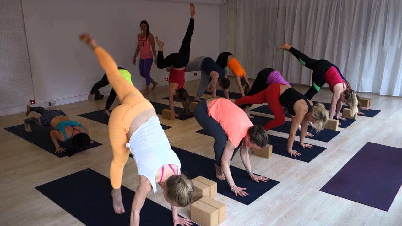 Joy Flow på JOY Yoga Oslo - YouTube