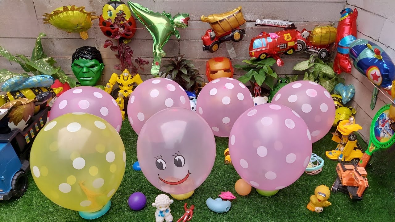 Mantul..!!! banyak hadiah mainan di dalam balon | meletuskan balon isi ...