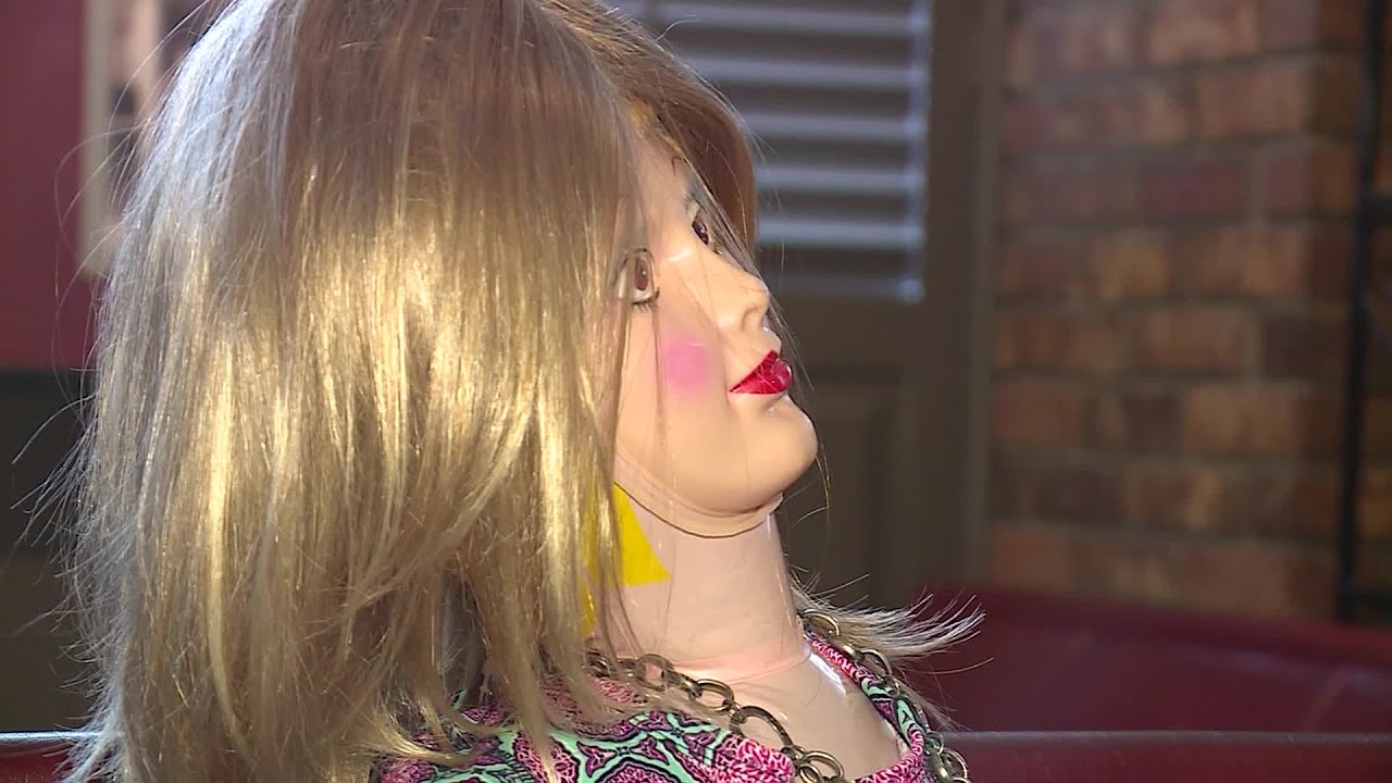 Restaurant us blow-up dolls to encourage social distancing - YouTube