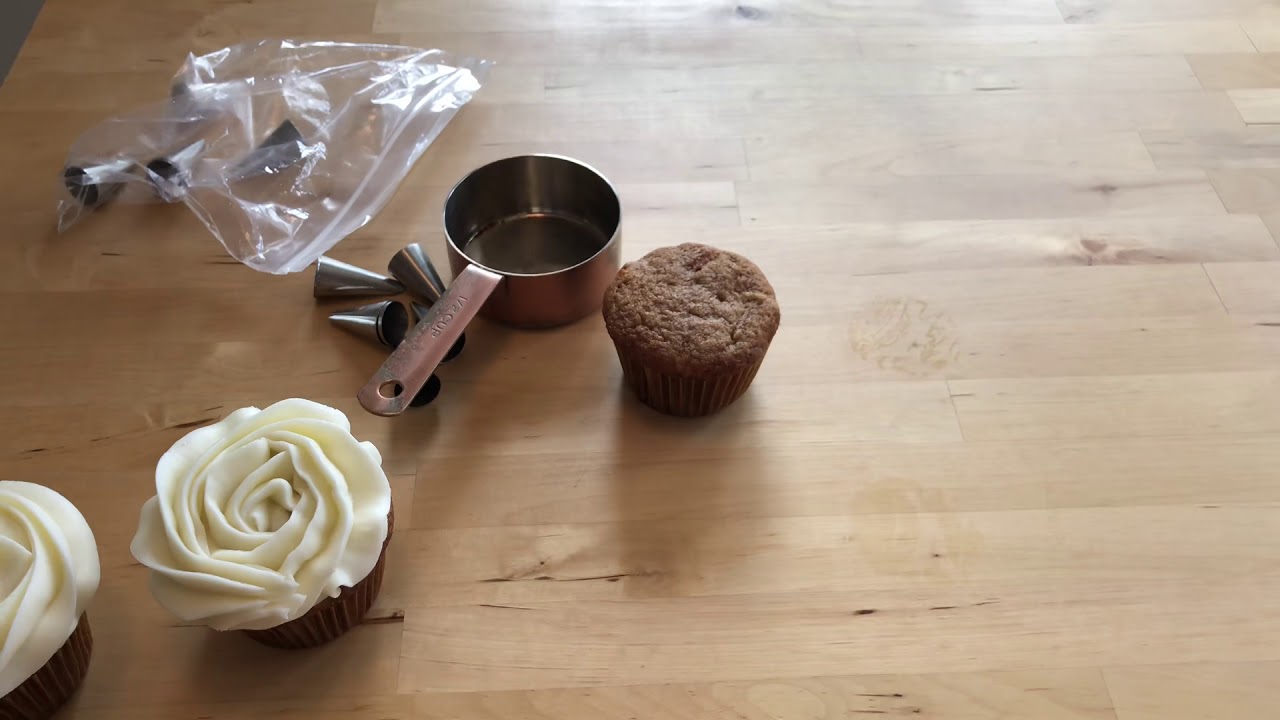 Piping with 2D tip - YouTube