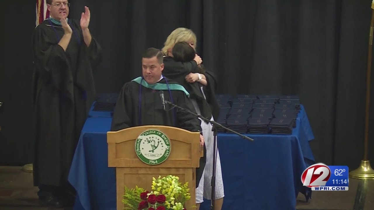 Warwick mom receives standing ovation while receiving diploma for late ...