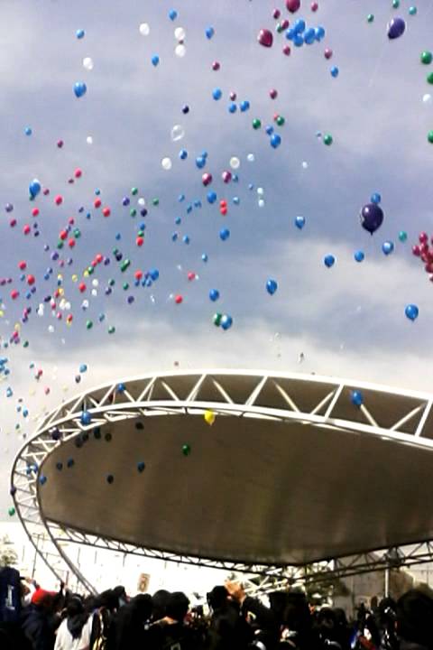 Lanzando globos en la basilica - YouTube