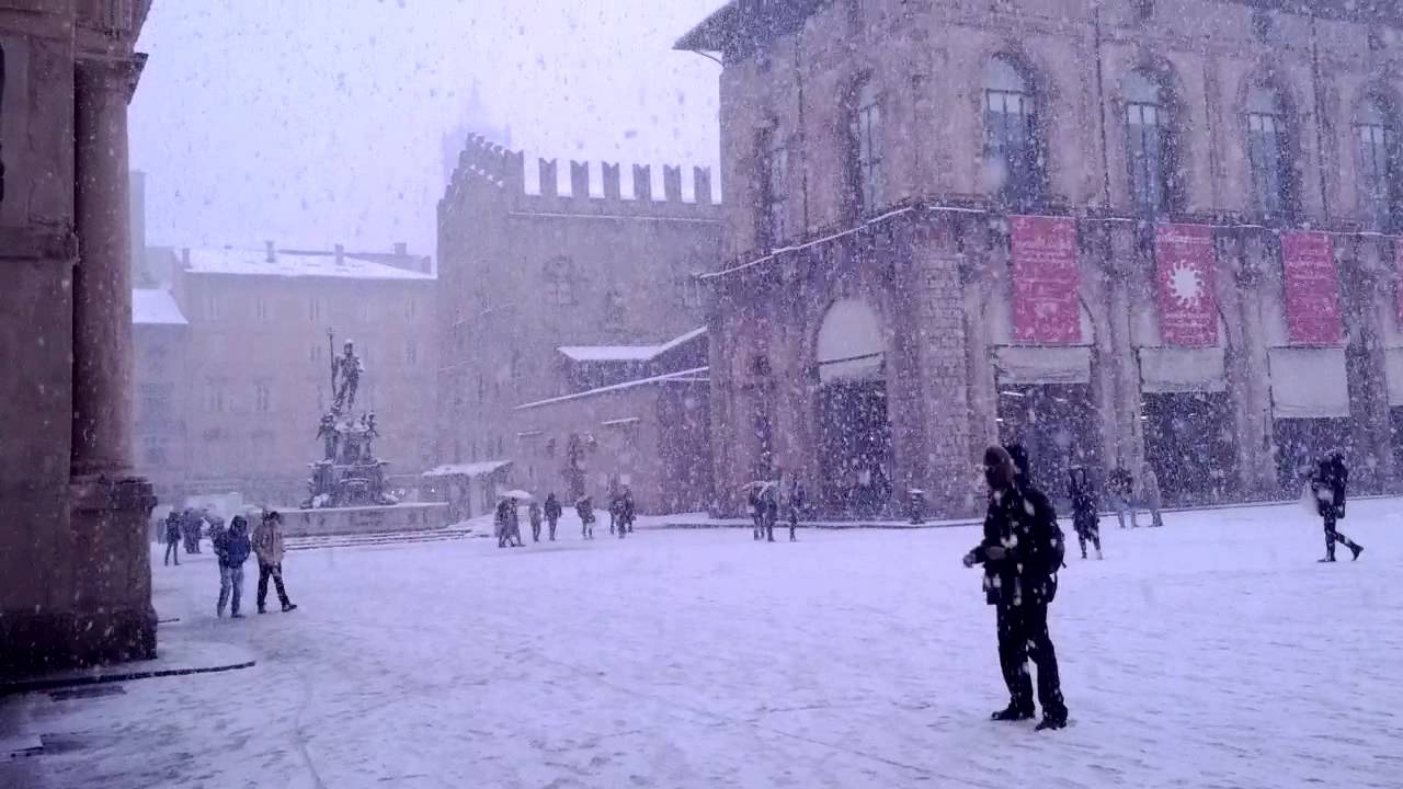 BUFERA DI NEVE IN PIAZZA MAGGIORE A BOLOGNA - YouTube