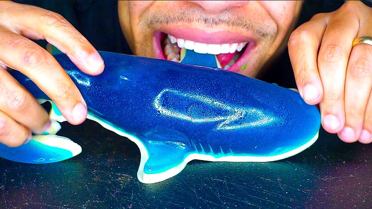 GIANT GUMMY SHARK CANDY MUKBANG EATING SOUNDS JERRY CHEWY SWEETS 🤪 ASMR ...