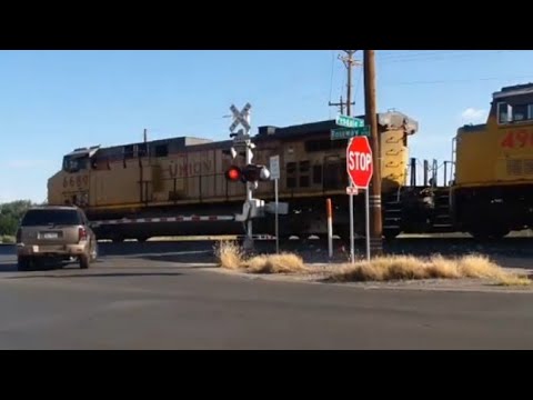 WB Union Pacific 6689 Leads Color/Intermodal Baretable Train & UP MOW ...