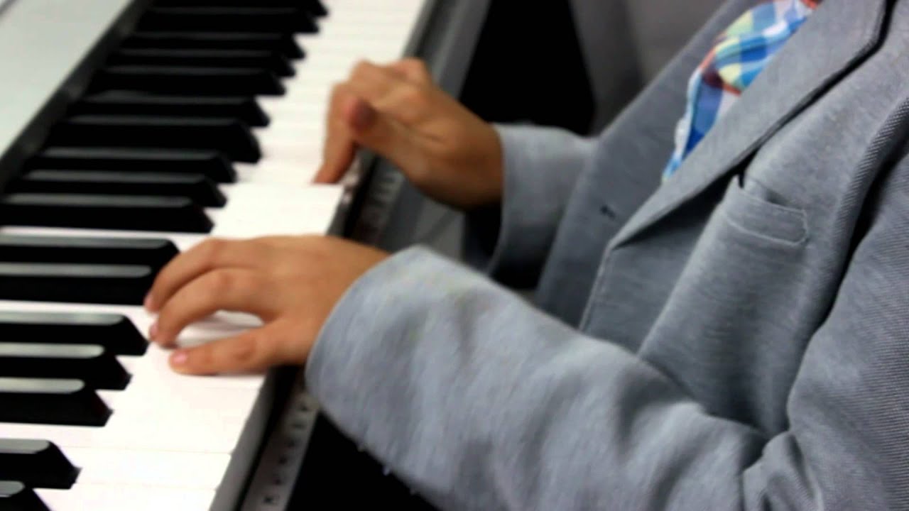 MOISA COSMIN ALEXANDRU-I LOVE A PIANO(IUBESC PIANUL) - YouTube