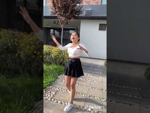 mini etekli liseli kız twerk Show yapıyor