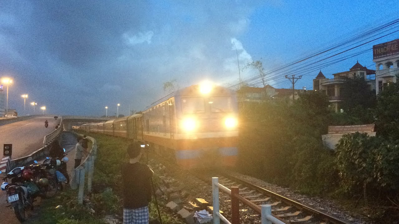 D19E-908 kéo tàu LP10 (02/09/2014) - YouTube