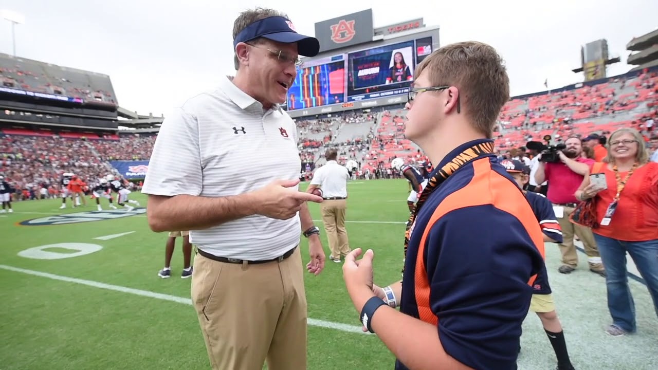 Auburn's Gus Malzahn meets Vestavia Hills student Jake Pratt - YouTube