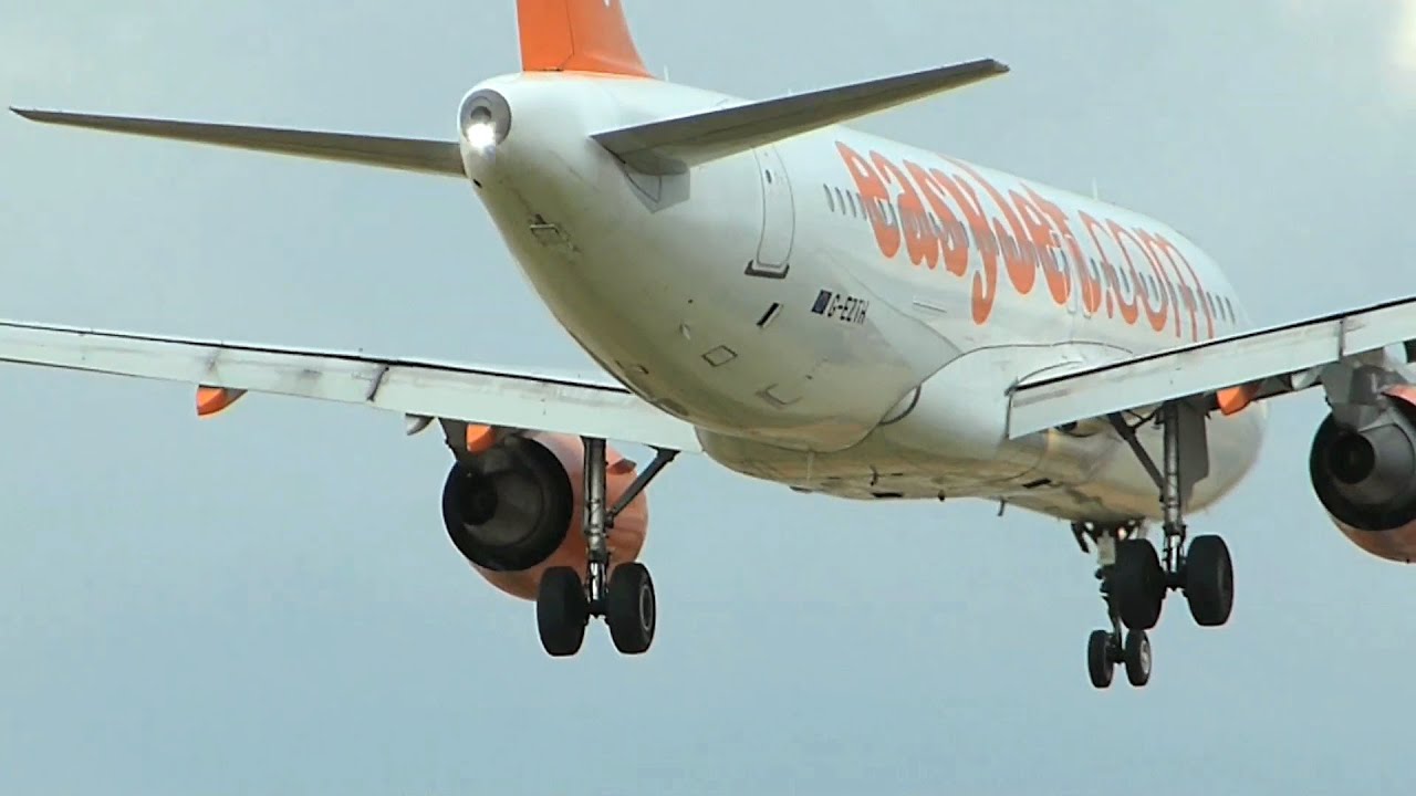 Airbus A320 Strong Wind Landing [HD] - YouTube
