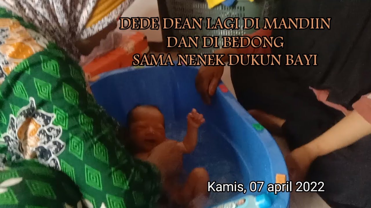 Dede Dean di mandiin dan di bedong nenek dukun bayi - YouTube