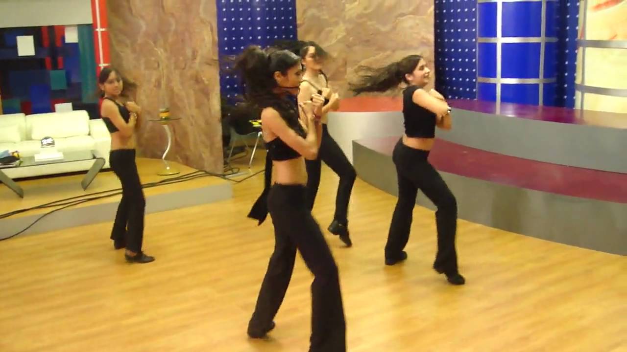 twister dance- shakira - YouTube