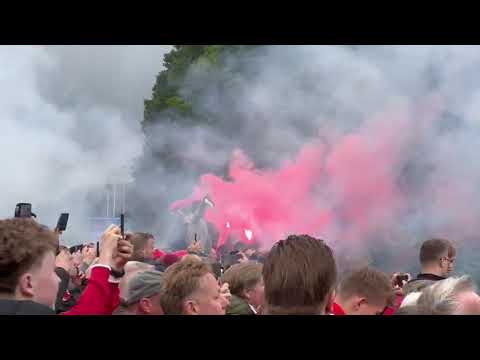 Uitzwaaien spelersbus FC Twente viaduct Markelo