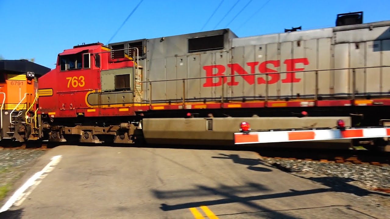 BNSF Warbonnet On New NS Train Meets CSX Train! The #1 Top Train On CSX ...