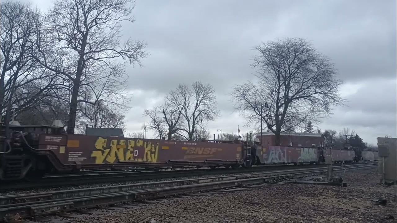 BNSF 8548 leads a long Baretable train through Coal City, IL - YouTube