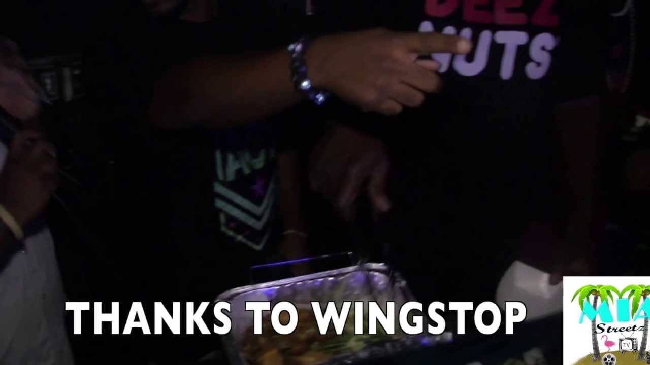 RICK ROSS WINGSTOP LEMON PEPPER CHICKEN - YouTube