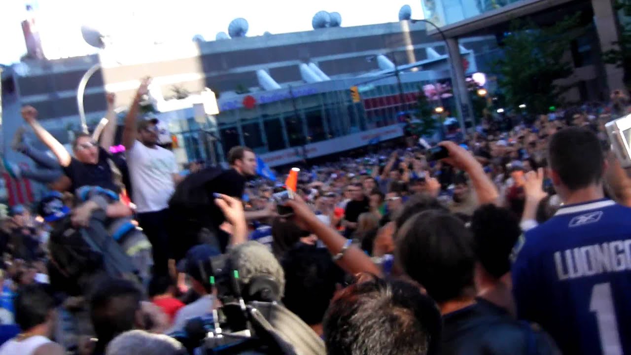 Vancouver riot 2011 (Part 3) - YouTube