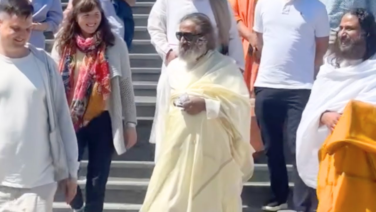 Glimpses of Sri Sri Ravi Shankar Gurudev Darshan - YouTube