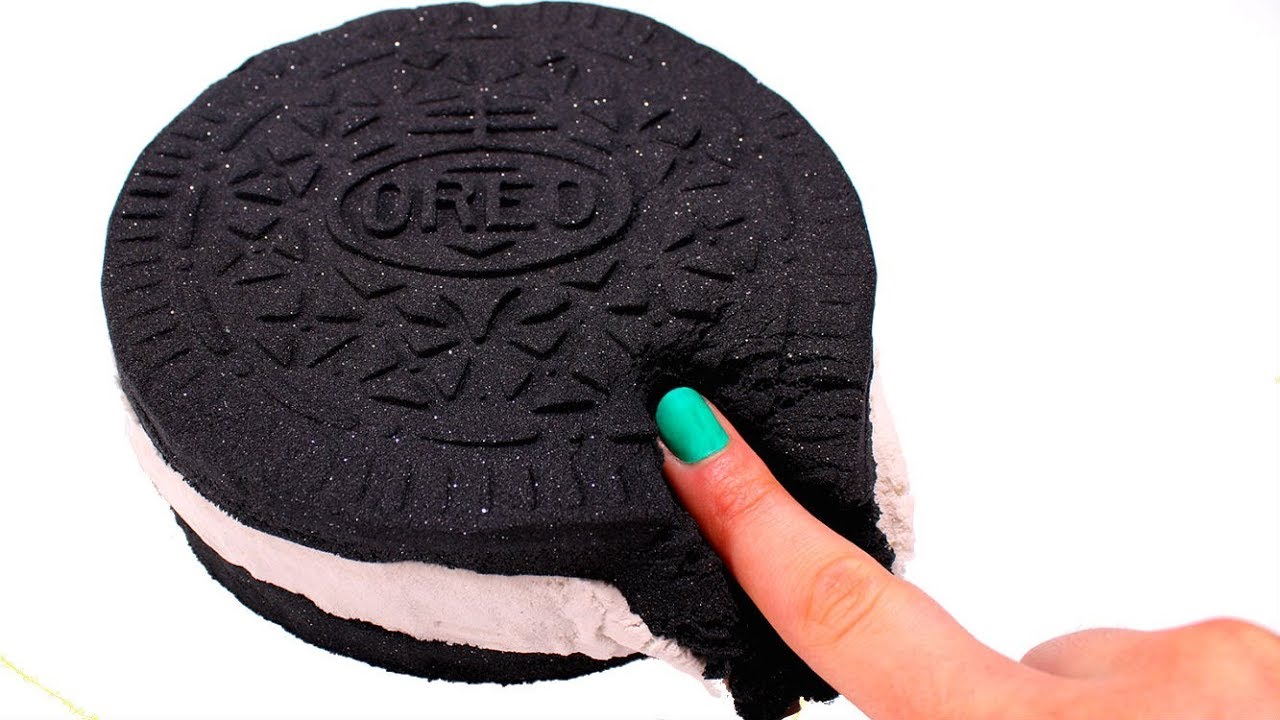 HOW TO MAKE AN OREO COOKIE WITH KINETIC SAND 💕 Playing With Kinetic ...