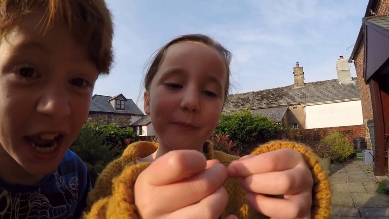 Pulling out first tooth with string - YouTube