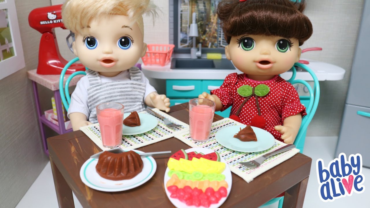 BABY ALIVE JUSTIN E NICOLE PEDIRAM BOLO DE CHOCOLATE PARA O CAFÉ DA ...