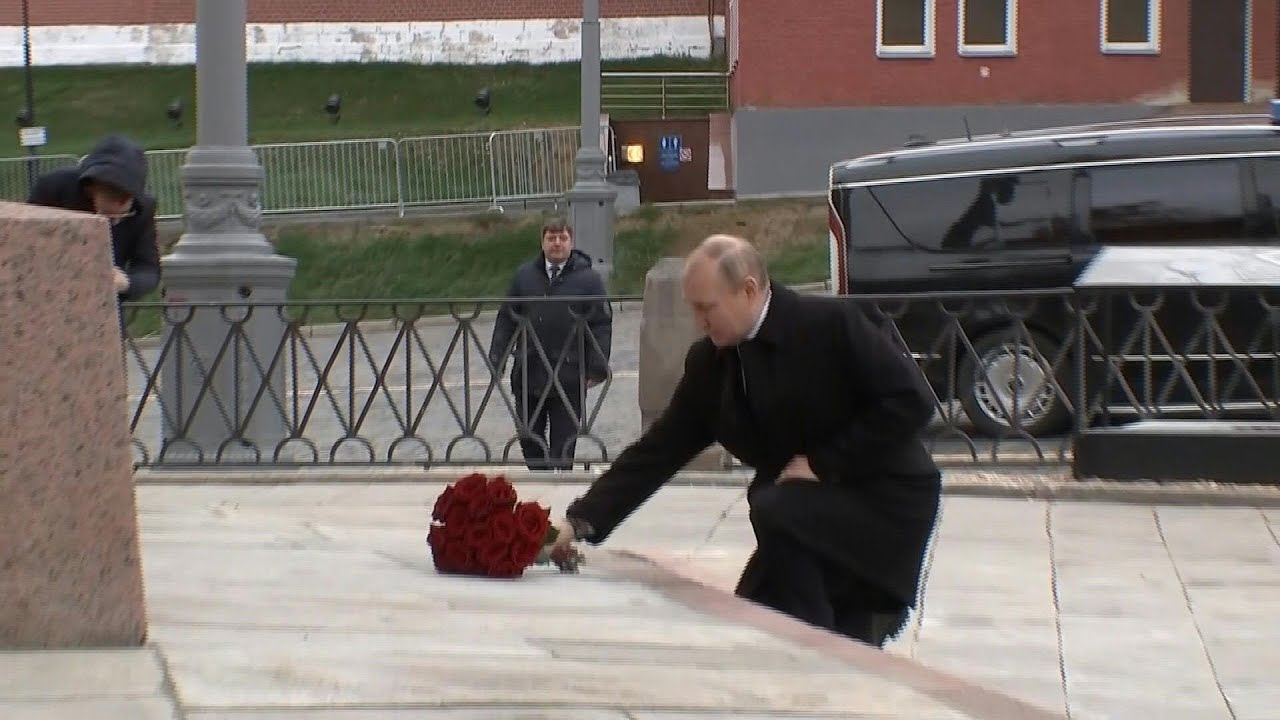 Putin lays flowers to mark Russia's Unity Day | AFP - YouTube