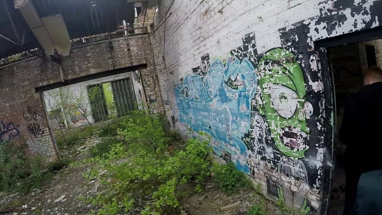 EXPLORING CRAZY ABANDONED WAREHOUSE IN WALSALL - YouTube