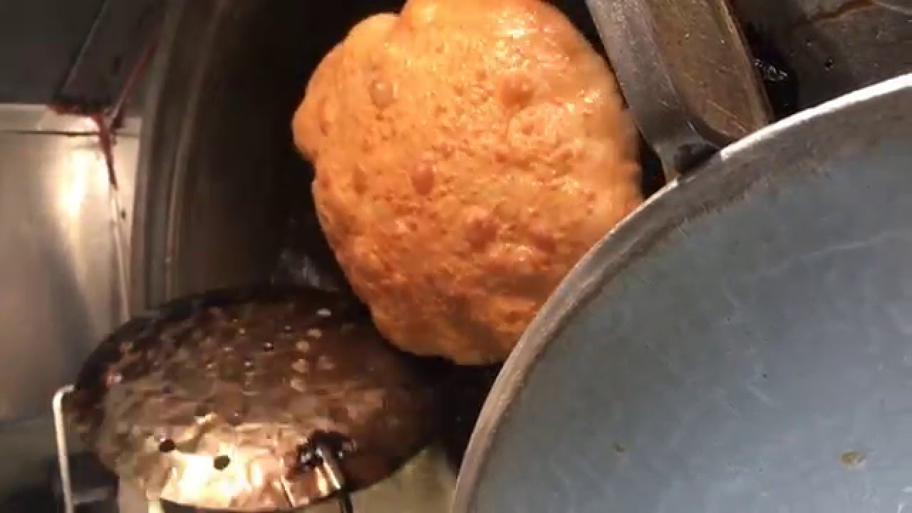 Pizza Fritta Pizzeria Di Matteo Via Tribunali Napoli - YouTube