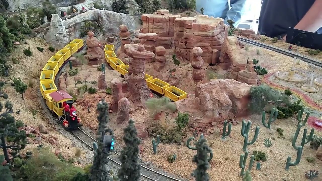 HO scale model of the "Mine Train through Nature's Wonderland" at ...