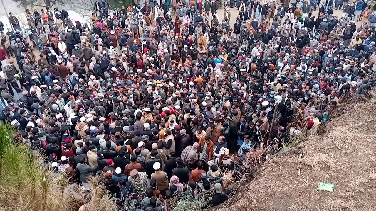 Raja Naveed ke Namaz e Janaza ka Manzar - YouTube