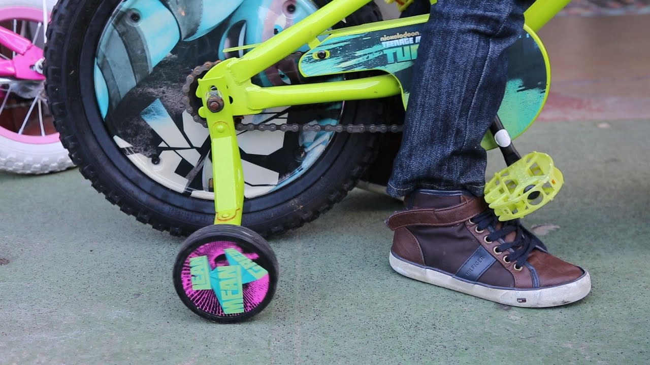 Austin Yellow Bike Project builds bikes for kids for the holidays - YouTube