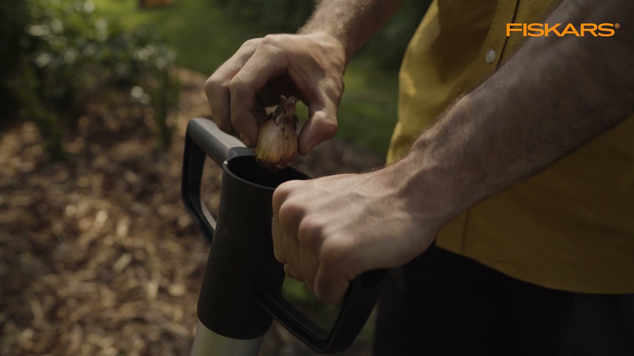 PIU Fiskars Xact Standing bulb planter 1057077 32s - YouTube