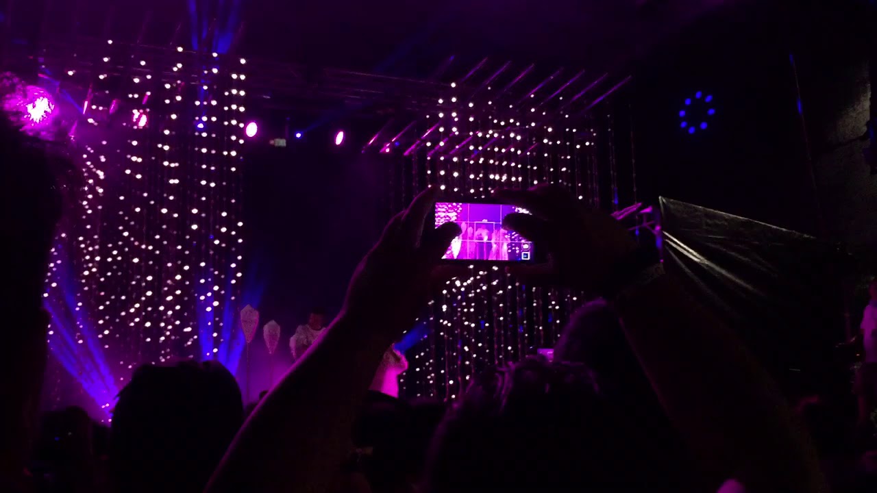 Purity Ring - Bodyache (Laneway 2015) - YouTube