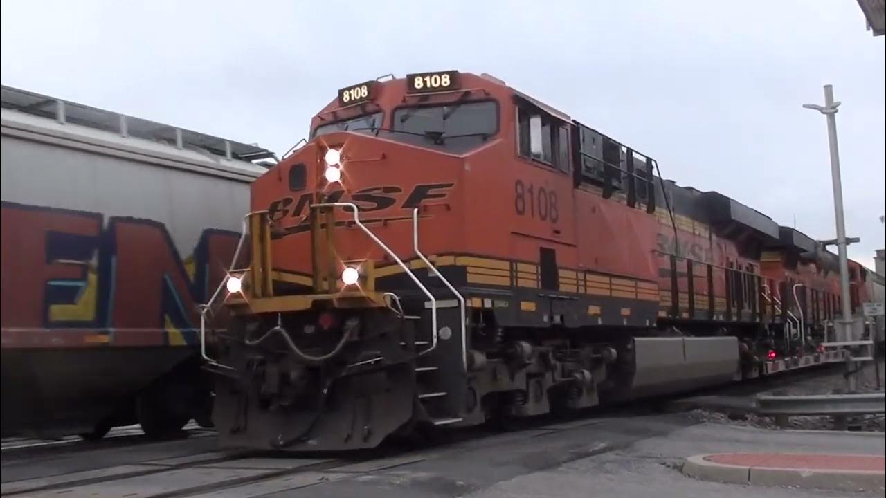 BNSF WB Grain Train with CSX Power Meets BNSF EB Mixed Freight. Olathe, KS 2/10/24 - YouTube