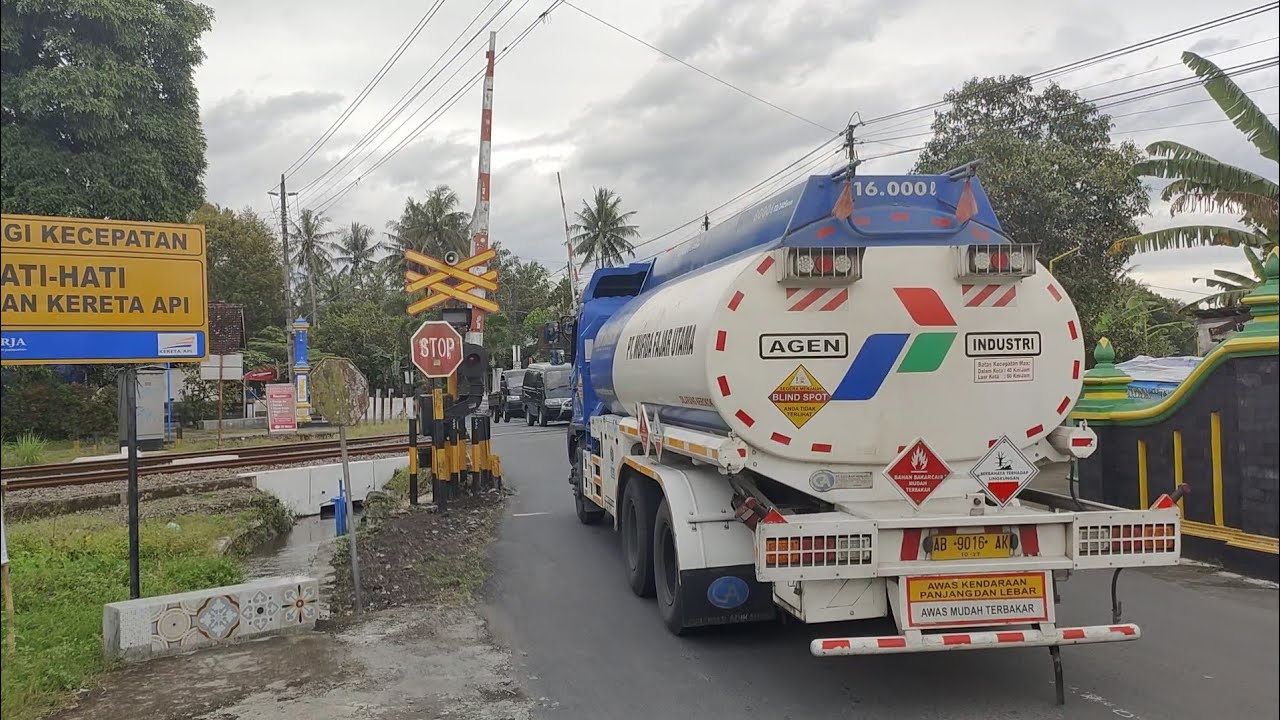 Railroadcrossing Indonesia || Perlintasan Kereta Api JPL 716⁉️Argomulyo ...