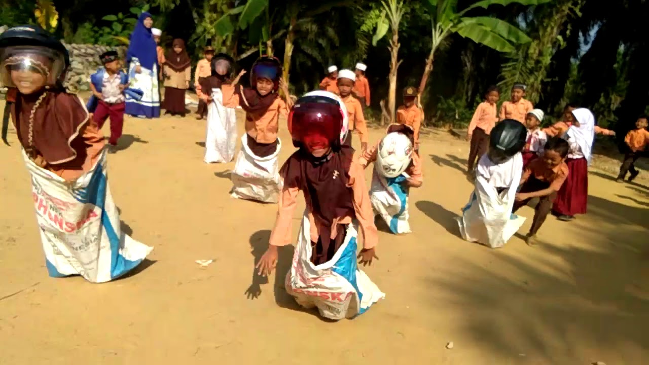 Lomba balap karung pake helm anak SDIT Robbani Ujung Batu 1 - YouTube