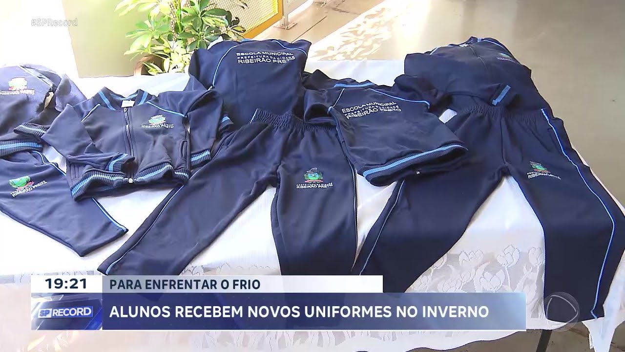 Alunos da rede municipal recebem novos uniformes para o frio, em ...