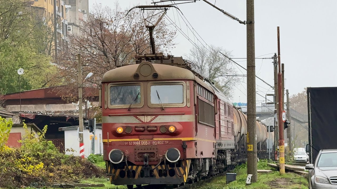 Влак на БДЖ ТП с 44 068, 07 065 и 07 048 през кея на Русе / BDZ TP train with 44 068, 07 065/ ...