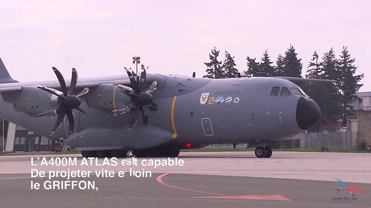 L'A400M de l'armée de l'Air et de l'Espace transporte un Griffon de l ...