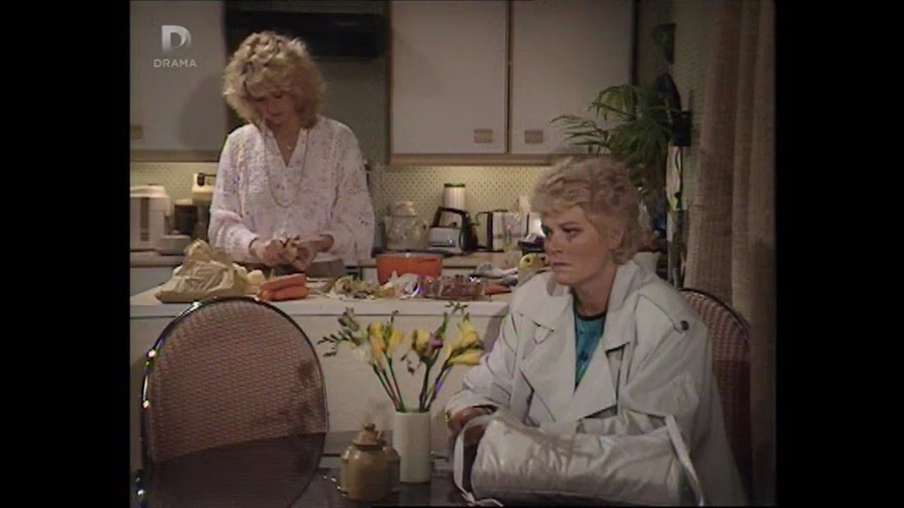 EastEnders - Pat Wicks and Kathy Beale (21/10/1986) - YouTube