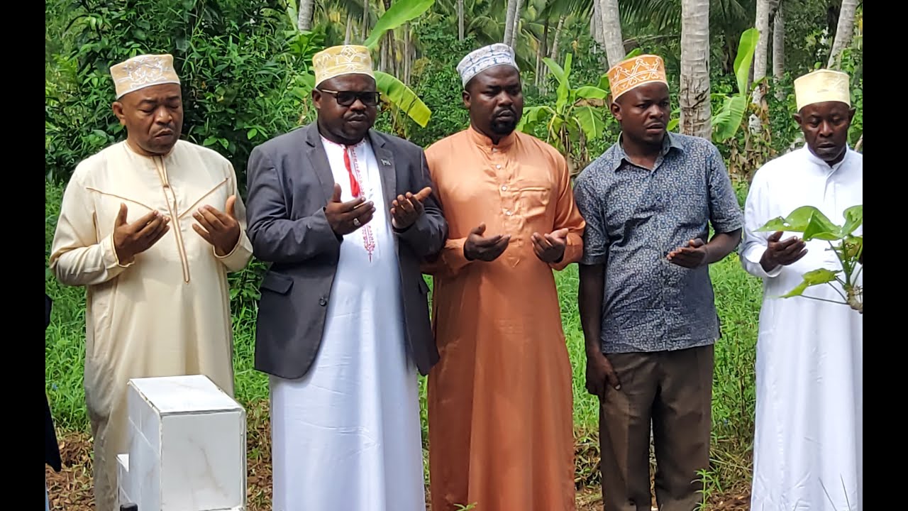 Mh:Waziri wa Kilimo Shamata akisoma Duanzito alipokua Akizuru Kaburi la ...