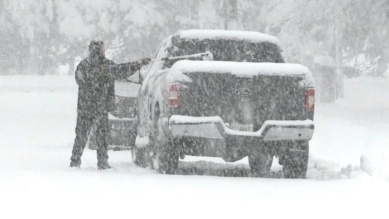Muskoka-area digs out after storm drops over a metre of snow - YouTube